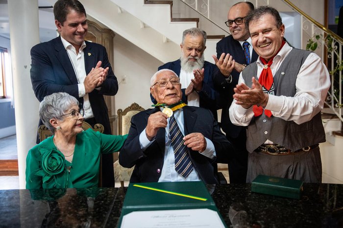 Alceu Collares; único negro eleito governador está perto dos 100 anos ...